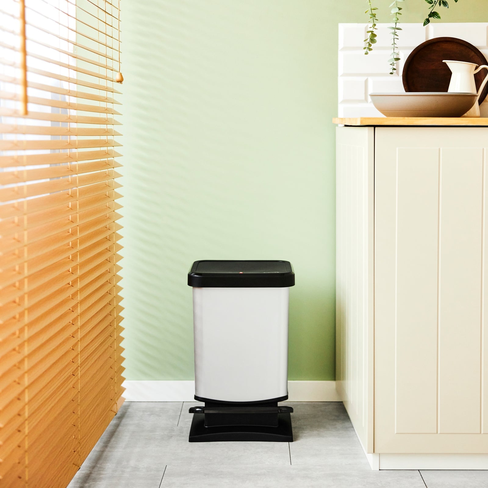 Trash containers - waste bins - rotho.com – Rotho Polska